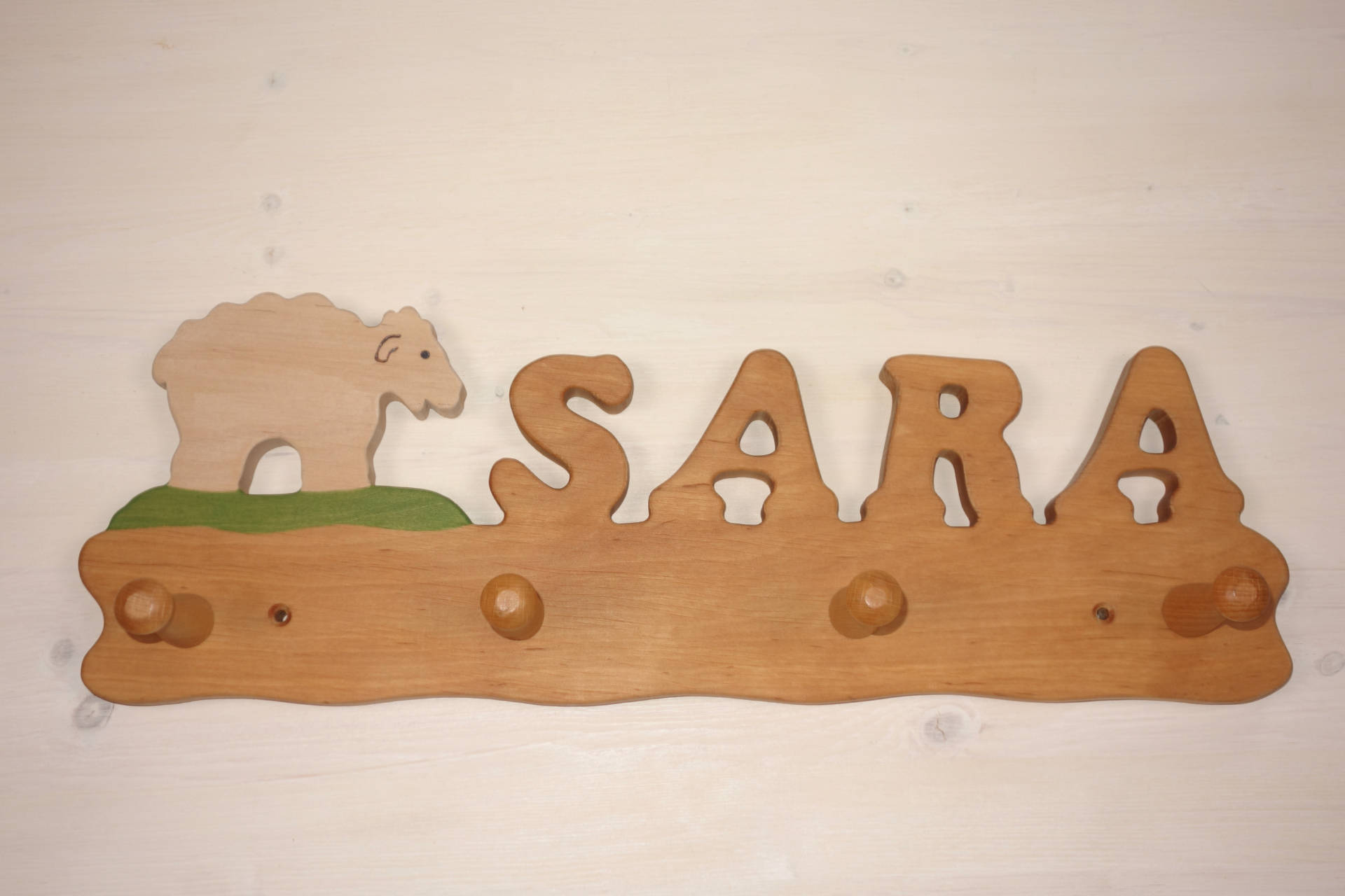 Garderobe Sara mit Schaf 4 Haken – Holzatelier Lissner